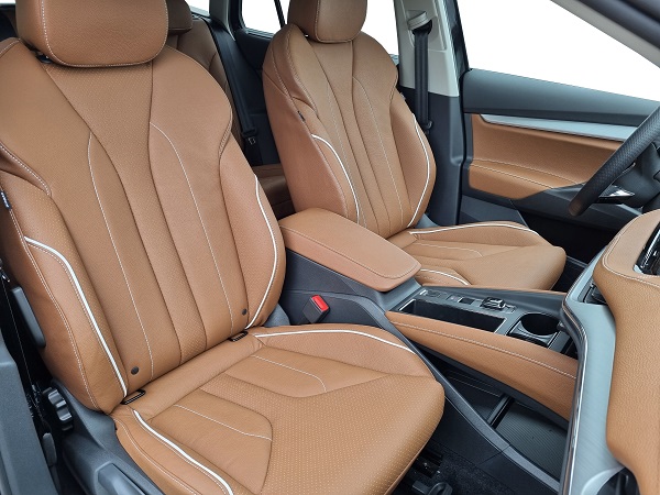 Skoda Enyaq, Alba eco-leather® Kaneelbruin met witte bies - Alba Automotive